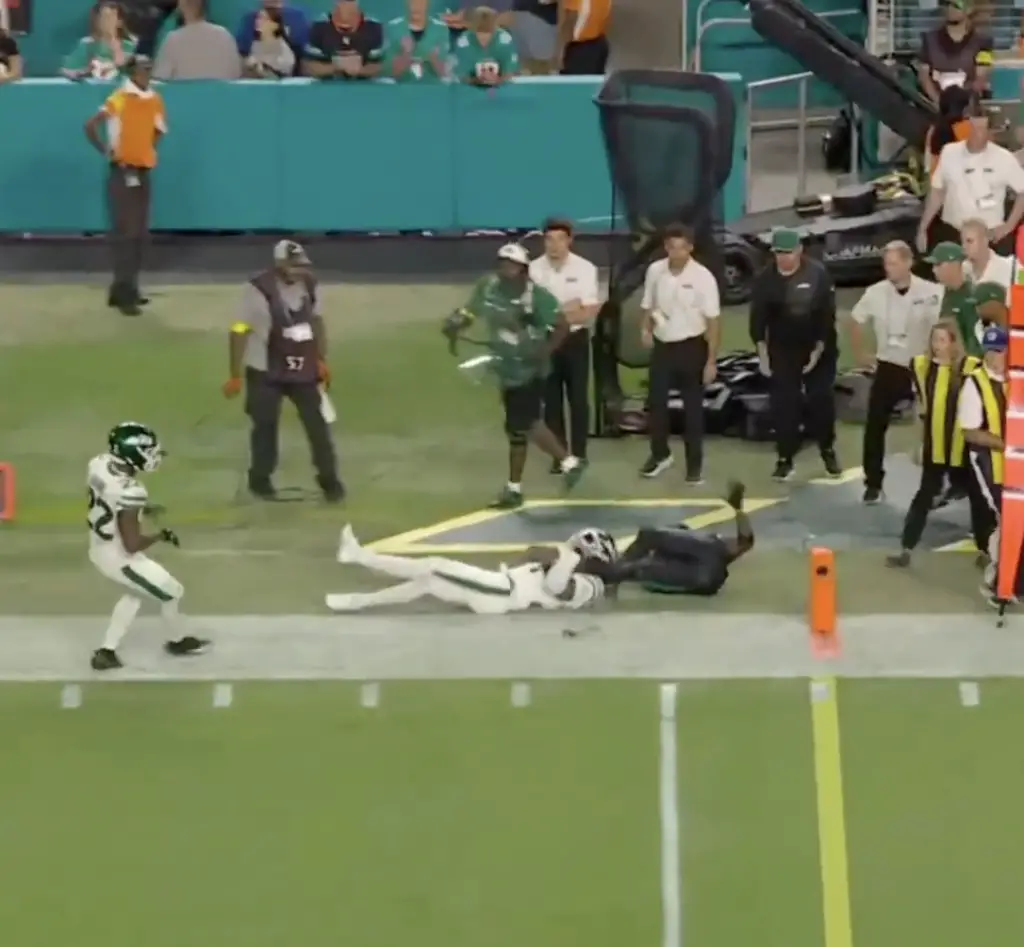 Tyreek Hill's Leg Snaps In Brutal Footage Fans Can't Unsee
